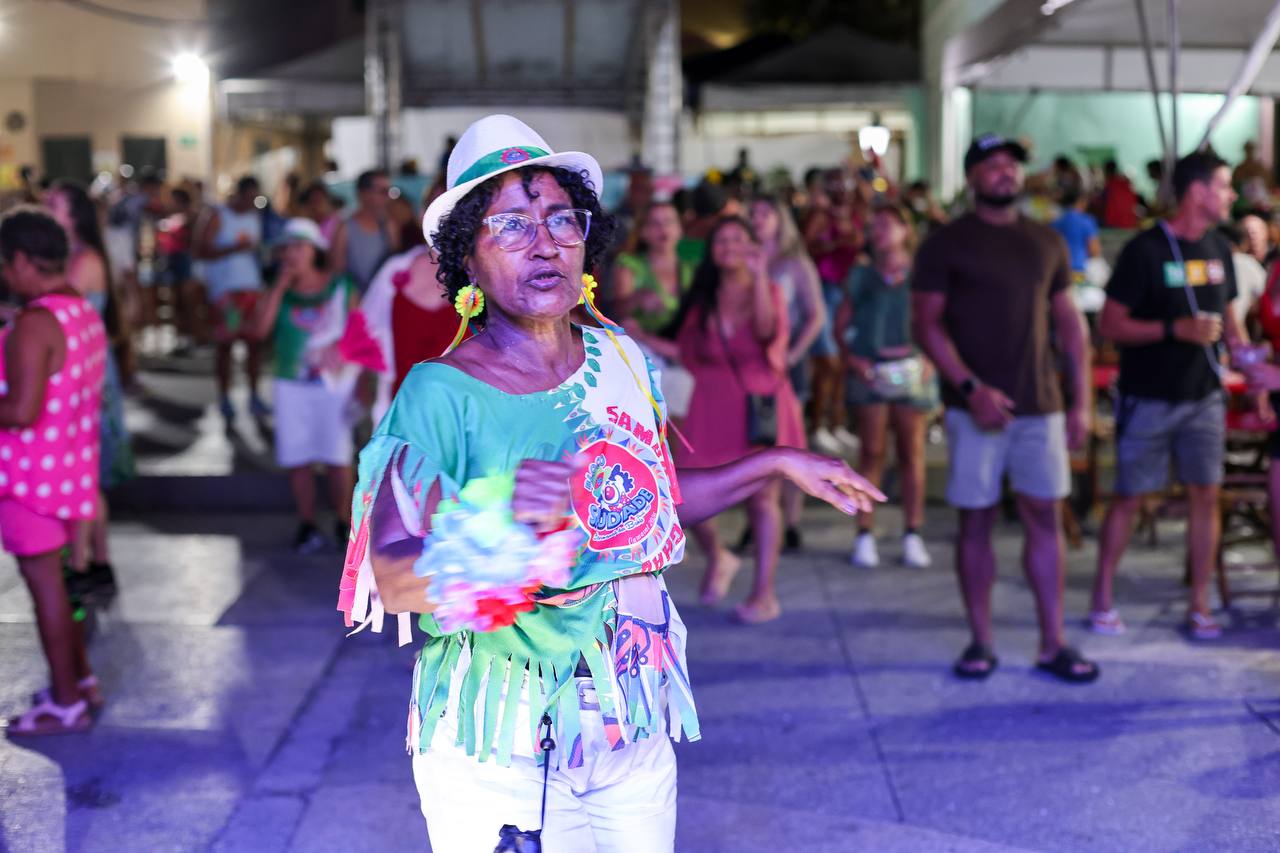 Dama do carnaval: Gal do Beco agita foliões e transforma Largo Quincas ...