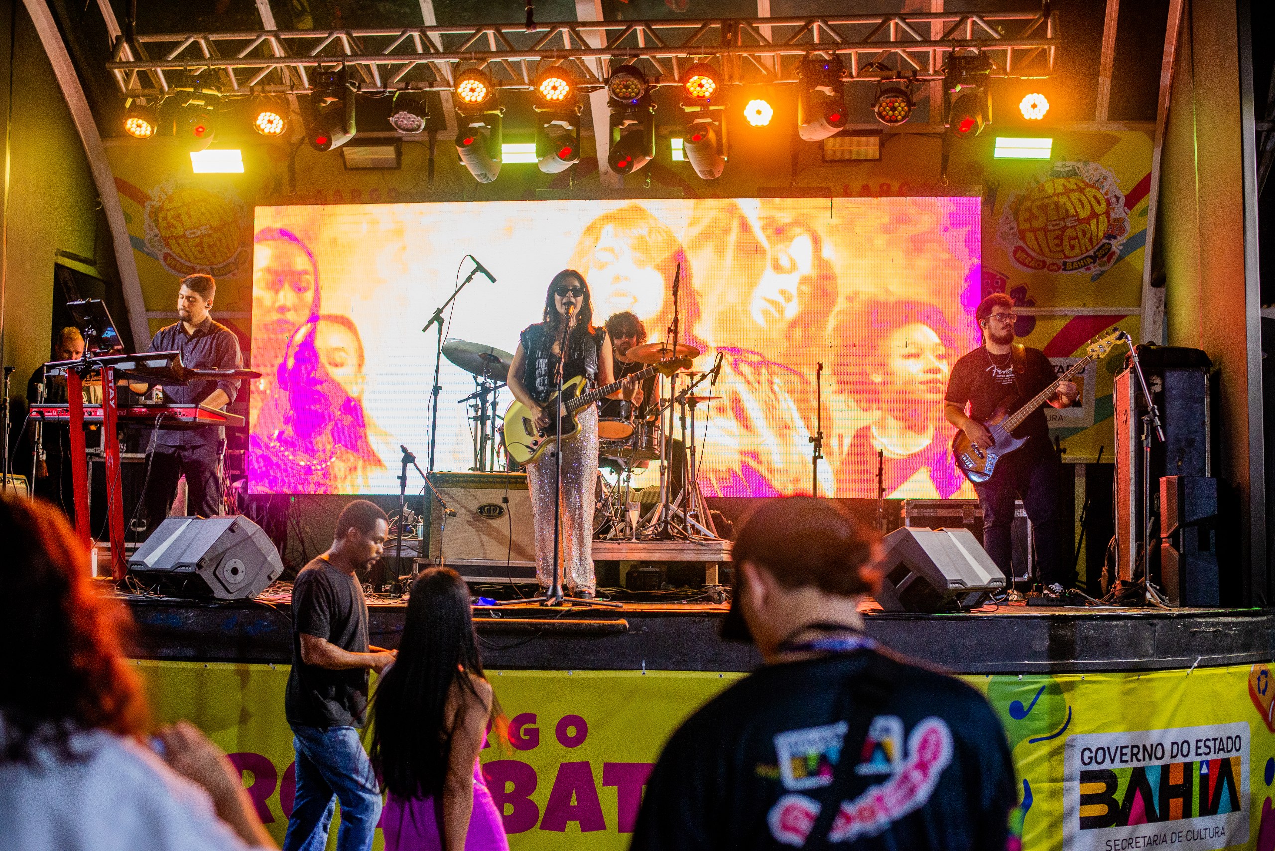 Cantora e guitarrista Thathi coloca os foliões do Pelô para dançarem ao ...